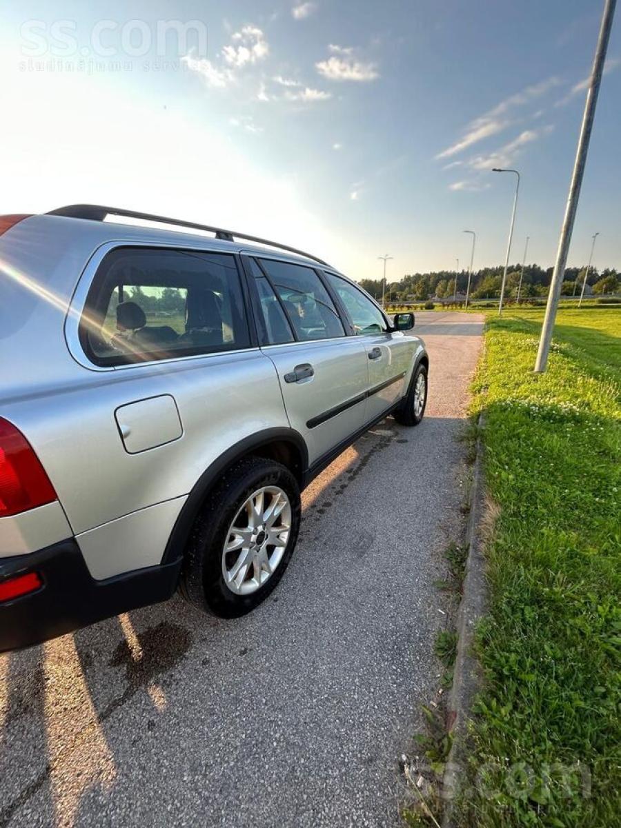 Volvo XC90 2004 in Riga, with an engine capacity of 2.40 L and mileage of 330 thousand km for 3000 €, photo 11 on AUTOMOTO.COM.LV