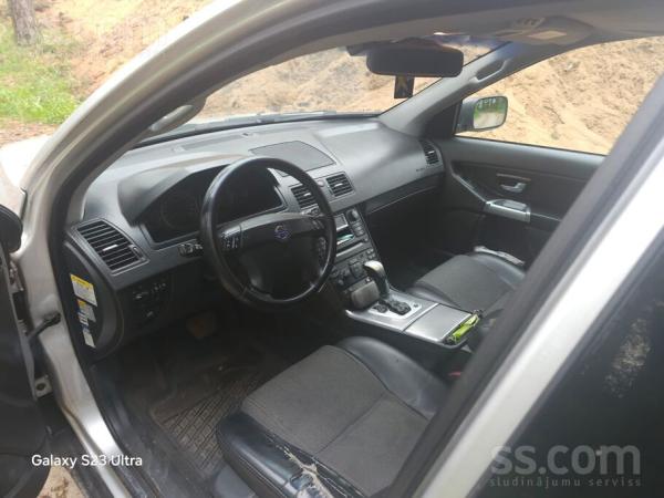Volvo XC90 2004 in Riga, with an engine capacity of 2.40 L and mileage of 365 thousand km for 3500 €, photo 4 on AUTOMOTO.COM.LV