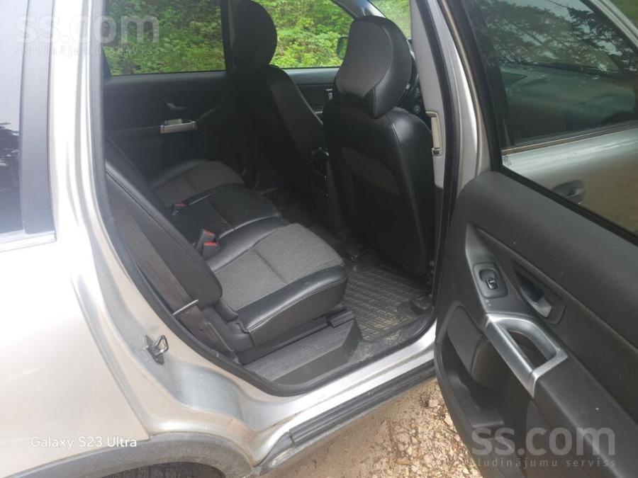 Volvo XC90 2004 in Riga, with an engine capacity of 2.40 L and mileage of 365 thousand km for 3500 €, photo 6 on AUTOMOTO.COM.LV
