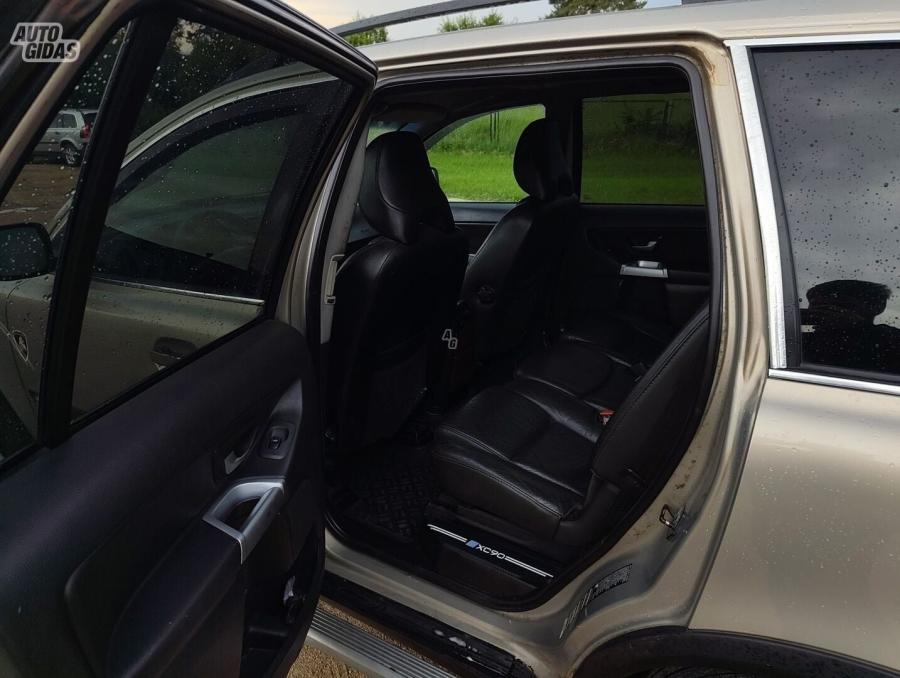 Volvo XC90 2005 in Moletai, with an engine capacity of 2.40 L and mileage of 418 thousand km for 3300 €, photo 9 on AUTOMOTO.COM.LV