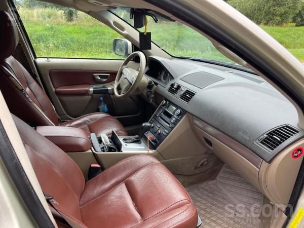 Volvo XC90 2006 in Riga, with an engine capacity of 2.40 L and mileage of 395 thousand km for 4700 €, photo 3 on AUTOMOTO.COM.LV
