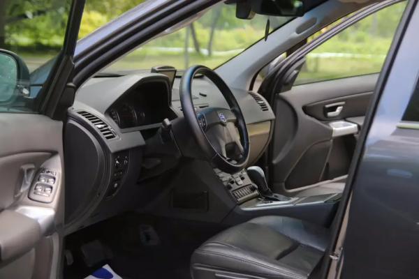 Volvo XC90 2006 in Riga, with an engine capacity of 2.40 L and mileage of 317 thousand km for 4990 €, photo 7 on AUTOMOTO.COM.LV