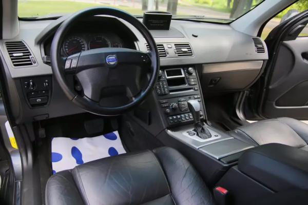 Volvo XC90 2006 in Riga, with an engine capacity of 2.40 L and mileage of 317 thousand km for 4990 €, photo 9 on AUTOMOTO.COM.LV