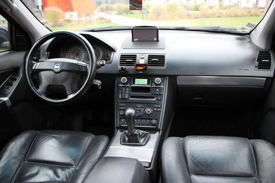 Volvo XC90 2006 in Marupe, with an engine capacity of 2.40 L and mileage of 281 thousand km for 7450 €, photo 15 on AUTOMOTO.COM.LV