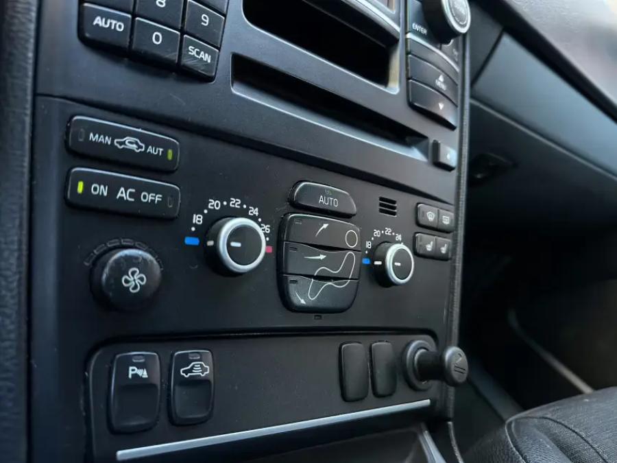 Volvo XC90 2007 in Riga, with an engine capacity of 2.40 L and mileage of 374 thousand km for 4490 €, photo 17 on AUTOMOTO.COM.LV