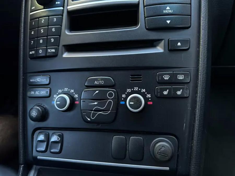 Volvo XC90 2007 in Riga, with an engine capacity of 2.40 L and mileage of 374 thousand km for 4490 €, photo 18 on AUTOMOTO.COM.LV