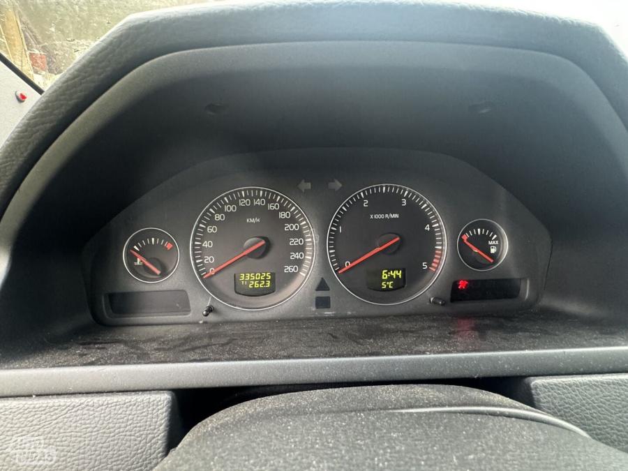 Volvo XC90 2008 in Panevezys, with an engine capacity of 2.40 L and mileage of 335 thousand km for 4500 €, photo 9 on AUTOMOTO.COM.LV