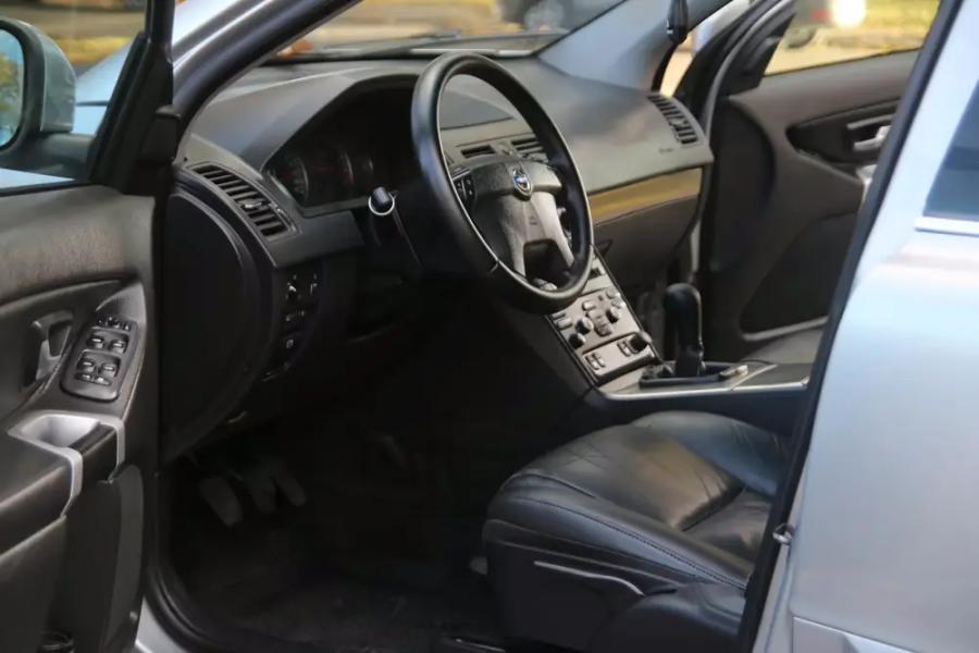 Volvo XC90 2008 Rīga, ar dzinēja tilpumu 2.40 L un nobraukumu 326 tūkst. km par 4990 €, foto 8 vietnē AUTOMOTO.COM.LV