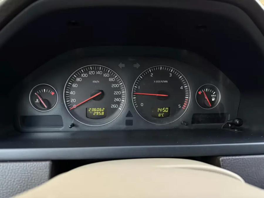 Volvo XC90 2009 in Riga, with an engine capacity of 2.40 L and mileage of 236 thousand km for 6890 €, photo 15 on AUTOMOTO.COM.LV