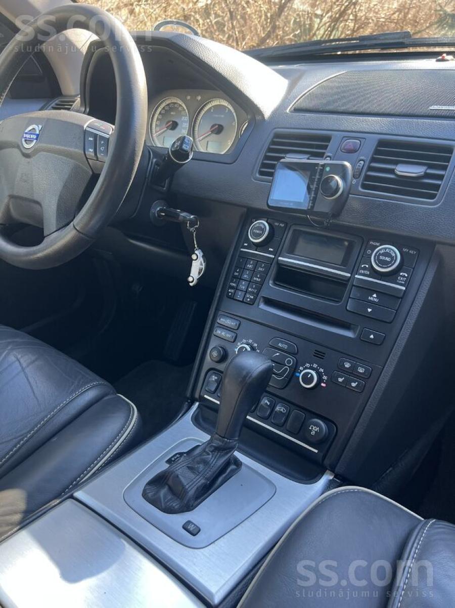 Volvo XC90 2010 in Riga, with an engine capacity of 2.40 L and mileage of 285 thousand km for 6500 €, photo 6 on AUTOMOTO.COM.LV