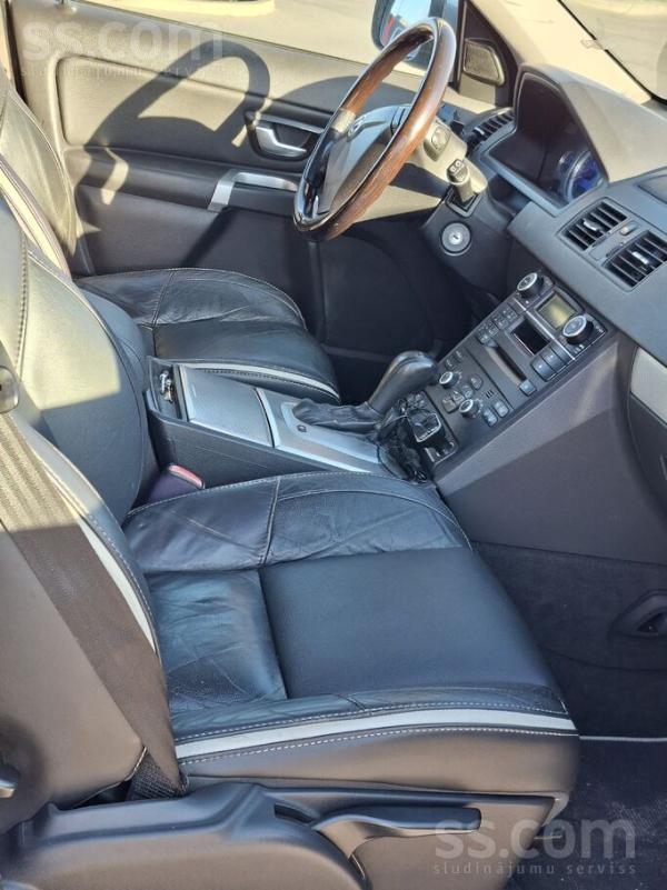 Volvo XC90 2011 in Riga, with an engine capacity of 2.40 L and mileage of 240 thousand km for 10450 €, photo 8 on AUTOMOTO.COM.LV