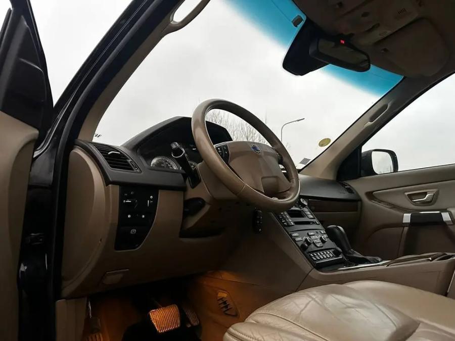 Volvo XC90 2011 in Jelgava, with an engine capacity of 2.40 L and mileage of 265 thousand km for 9990 €, photo 7 on AUTOMOTO.COM.LV