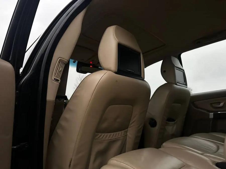 Volvo XC90 2011 in Jelgava, with an engine capacity of 2.40 L and mileage of 265 thousand km for 9990 €, photo 15 on AUTOMOTO.COM.LV