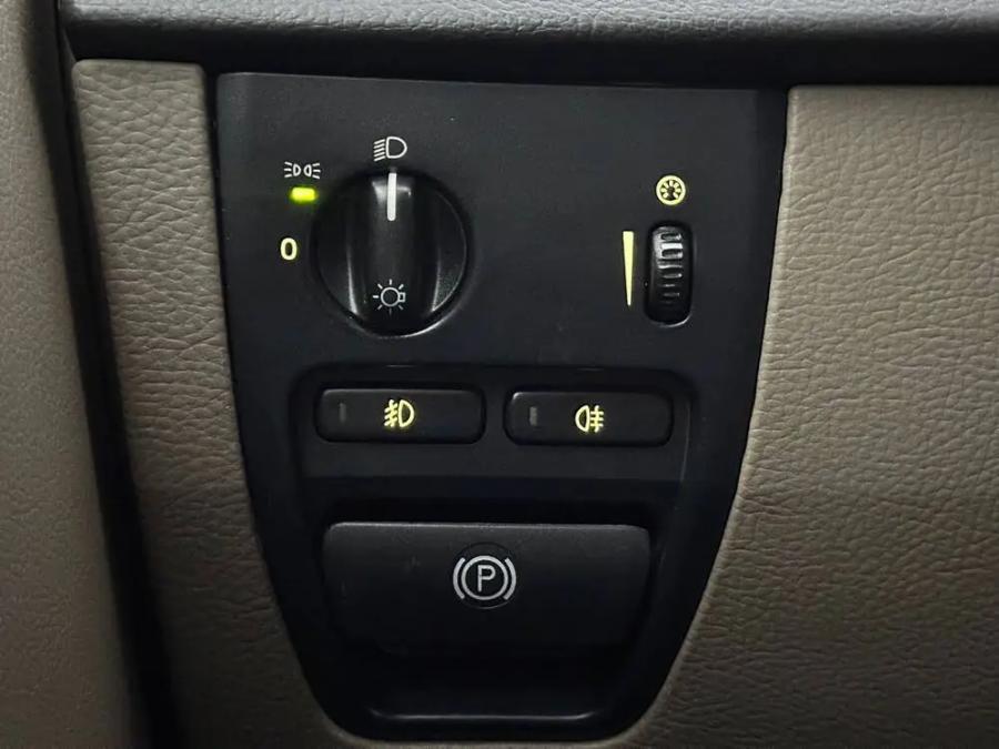 Volvo XC90 2011 in Jelgava, with an engine capacity of 2.40 L and mileage of 265 thousand km for 9990 €, photo 18 on AUTOMOTO.COM.LV