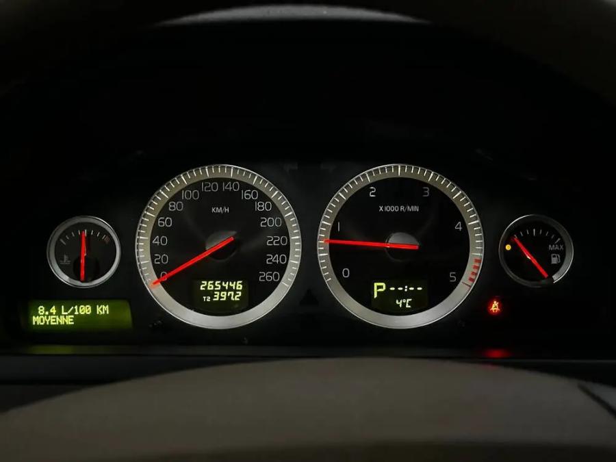 Volvo XC90 2011 in Jelgava, with an engine capacity of 2.40 L and mileage of 265 thousand km for 9990 €, photo 19 on AUTOMOTO.COM.LV