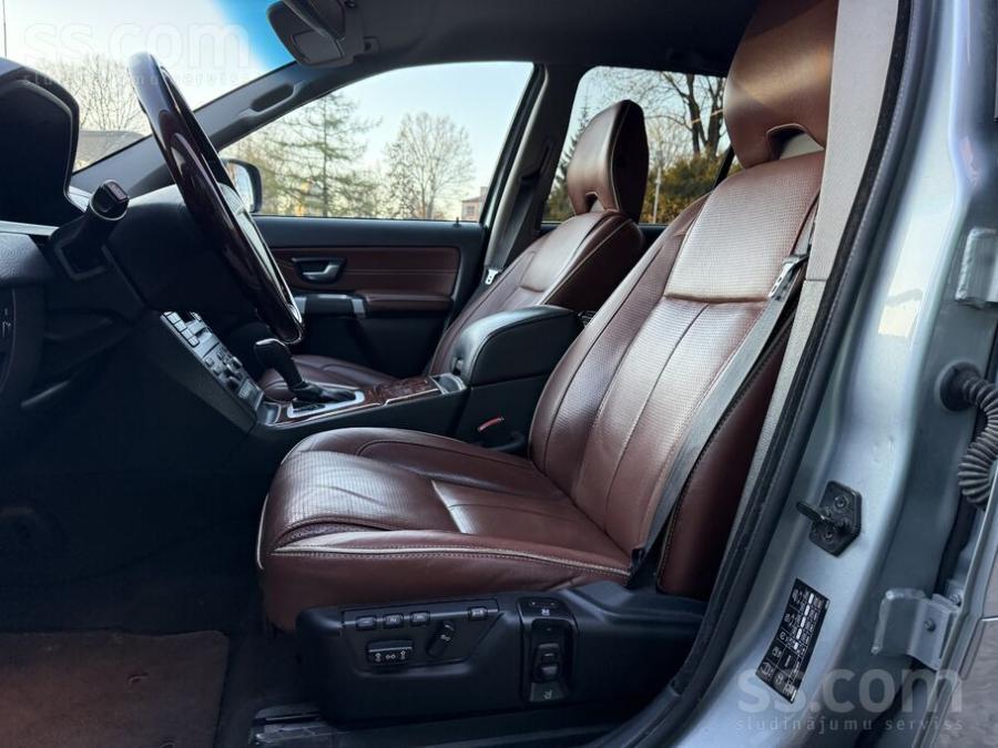 Volvo XC90 2013 in Riga, with an engine capacity of 2.40 L and mileage of 270 thousand km for 9900 €, photo 16 on AUTOMOTO.COM.LV