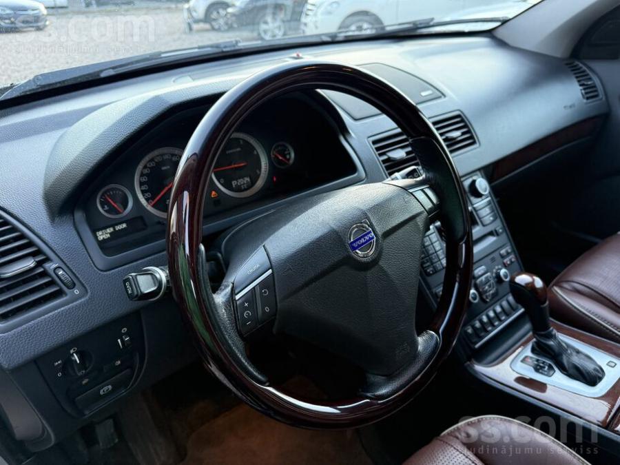 Volvo XC90 2013 in Riga, with an engine capacity of 2.40 L and mileage of 270 thousand km for 9900 €, photo 18 on AUTOMOTO.COM.LV