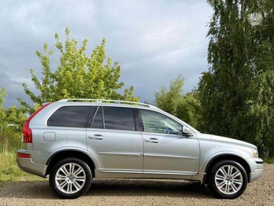 Volvo XC90 2013 in Siauliai, with an engine capacity of 2.40 L and mileage of 298 thousand km for 14199 €, photo 17 on AUTOMOTO.COM.LV