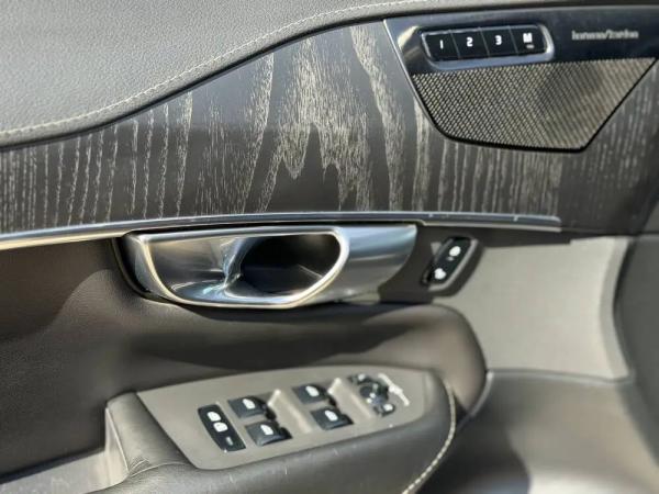 Volvo XC90 2019 Rīga, ar dzinēja tilpumu 2.00 L un nobraukumu 268 tūkst. km par 24500 €, foto 5 vietnē AUTOMOTO.COM.LV