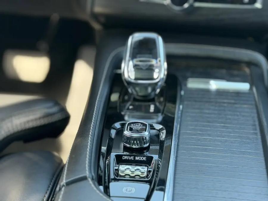 Volvo XC90 2019 in Riga, with an engine capacity of 2.00 L and mileage of 268 thousand km for 24500 €, photo 13 on AUTOMOTO.COM.LV