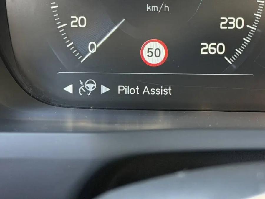 Volvo XC90 2019 in Riga, with an engine capacity of 2.00 L and mileage of 268 thousand km for 24500 €, photo 14 on AUTOMOTO.COM.LV