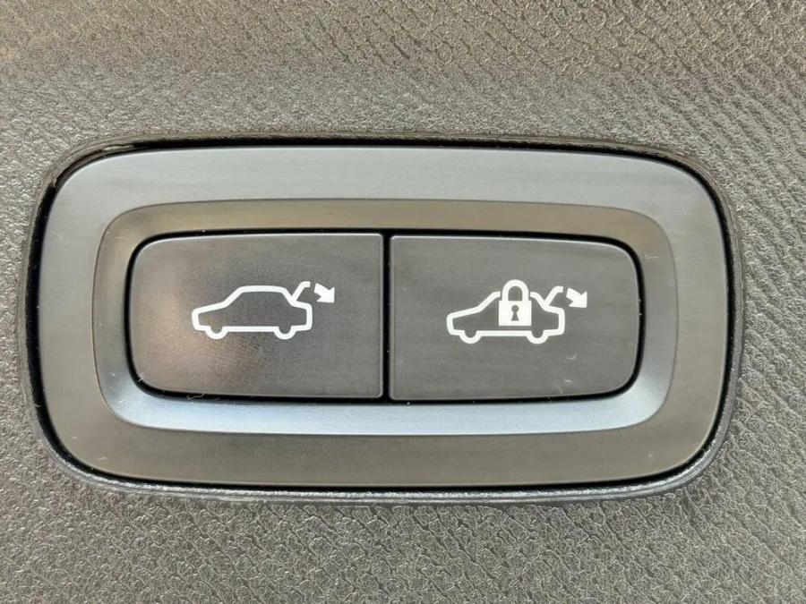 Volvo XC90 2019 in Riga, with an engine capacity of 2.00 L and mileage of 268 thousand km for 24500 €, photo 21 on AUTOMOTO.COM.LV