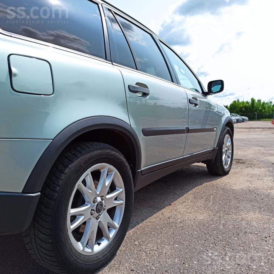 Green Volvo XC90 2003 in Daugavpils, with an engine capacity of 2.40 L and mileage of 0 thousand km for 41500 €, photo 10 on AUTOMOTO.COM.LV