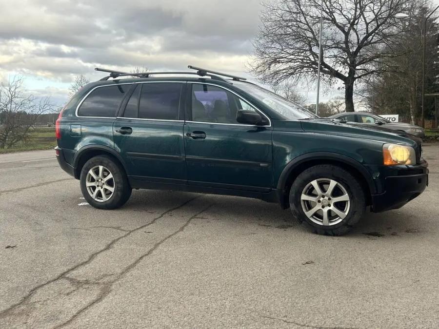 Green Volvo XC90 2003 in Grobiņa, with an engine capacity of 2.40 L and mileage of 408 thousand km for 2800 €, photo 5 on AUTOMOTO.COM.LV