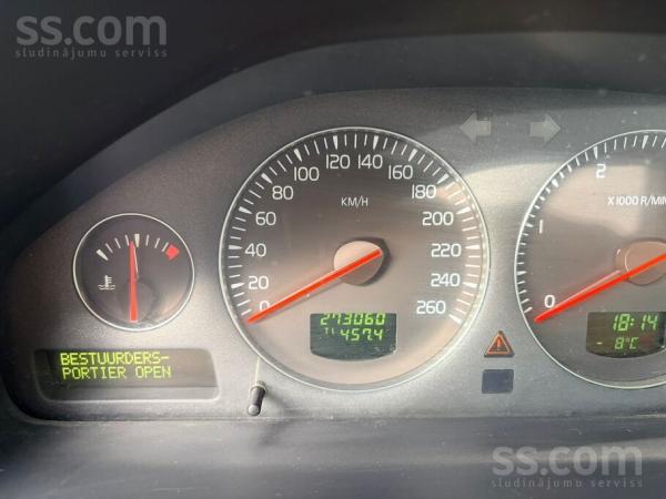 Green Volvo XC90 2005 in Riga, with an engine capacity of 2.40 L and mileage of 273 thousand km for 3350 €, photo 8 on AUTOMOTO.COM.LV