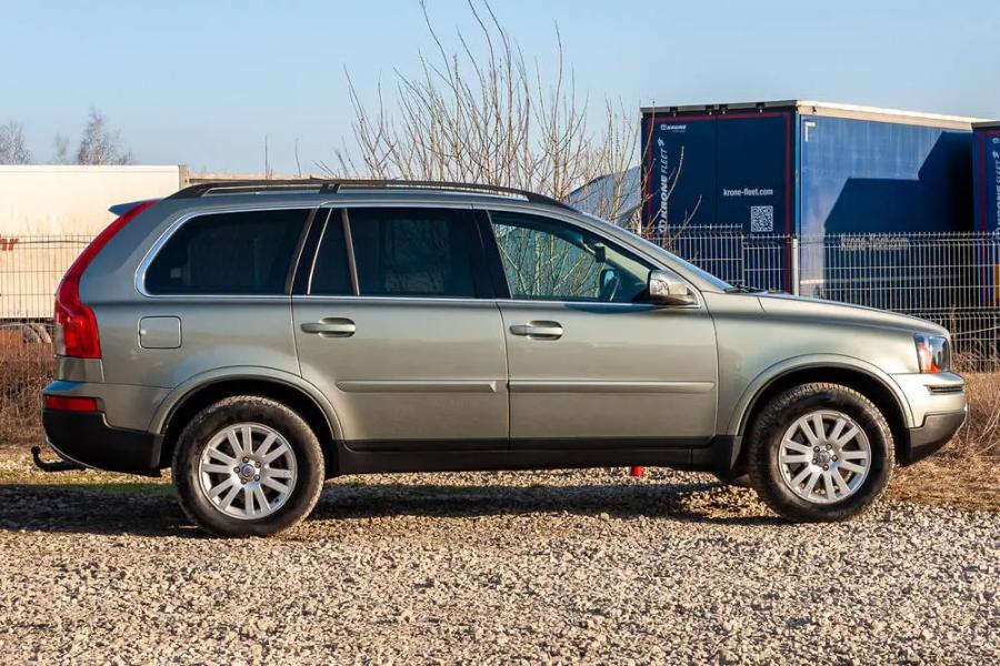 Zaļš Volvo XC90 2007 Rīga, ar dzinēja tilpumu 2.40 L un nobraukumu 360 tūkst. km par 6495 €, foto 8 vietnē AUTOMOTO.COM.LV
