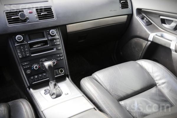 Green Volvo XC90 2008 in Riga, with an engine capacity of 2.40 L and mileage of 374 thousand km for 5995 €, photo 8 on AUTOMOTO.COM.LV