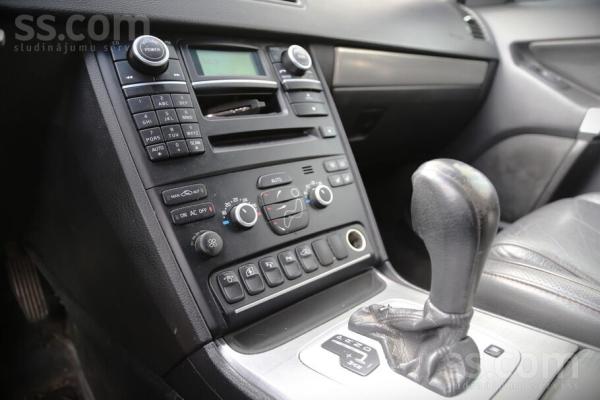 Green Volvo XC90 2008 in Riga, with an engine capacity of 2.40 L and mileage of 374 thousand km for 5995 €, photo 9 on AUTOMOTO.COM.LV