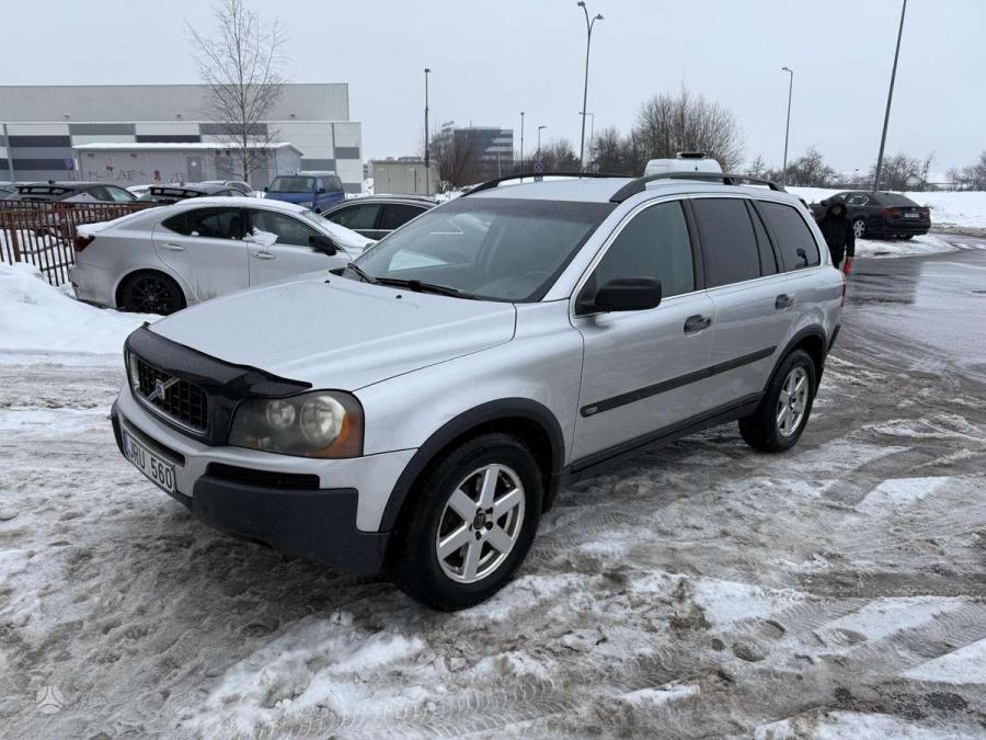 Grey Volvo XC90 2003 in Vilnius, with an engine capacity of 2.40 L and mileage of 320 thousand km for 2800 €, photo 1 on AUTOMOTO.COM.LV