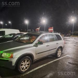Grey Volvo XC90 2003 in Aizkraukle, with an engine capacity of 2.90 L and mileage of 289 thousand km for 1200 €, photo  on AUTOMOTO.COM.LV