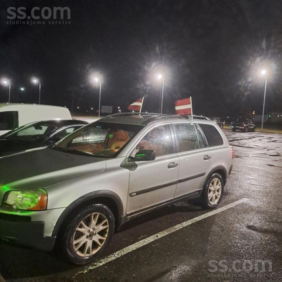 Grey Volvo XC90 2003 in Aizkraukle, with an engine capacity of 2.90 L and mileage of 289 thousand km for 1200 €, photo 1 on AUTOMOTO.COM.LV