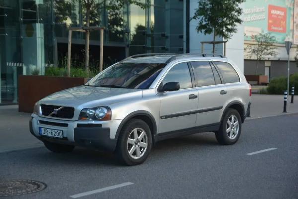 Pelēks Volvo XC90 2003 Rīga, ar dzinēja tilpumu 2.40 L un nobraukumu 351 tūkst. km par 2600 €, foto 1 vietnē AUTOMOTO.COM.LV