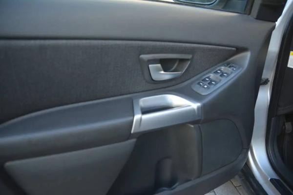 Pelēks Volvo XC90 2003 Rīga, ar dzinēja tilpumu 2.40 L un nobraukumu 351 tūkst. km par 2600 €, foto 10 vietnē AUTOMOTO.COM.LV