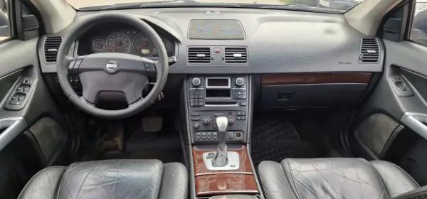 Grey Volvo XC90 2003 in Valmiera, with an engine capacity of 2.40 L and mileage of 0 thousand km for 2100 €, photo 7 on AUTOMOTO.COM.LV