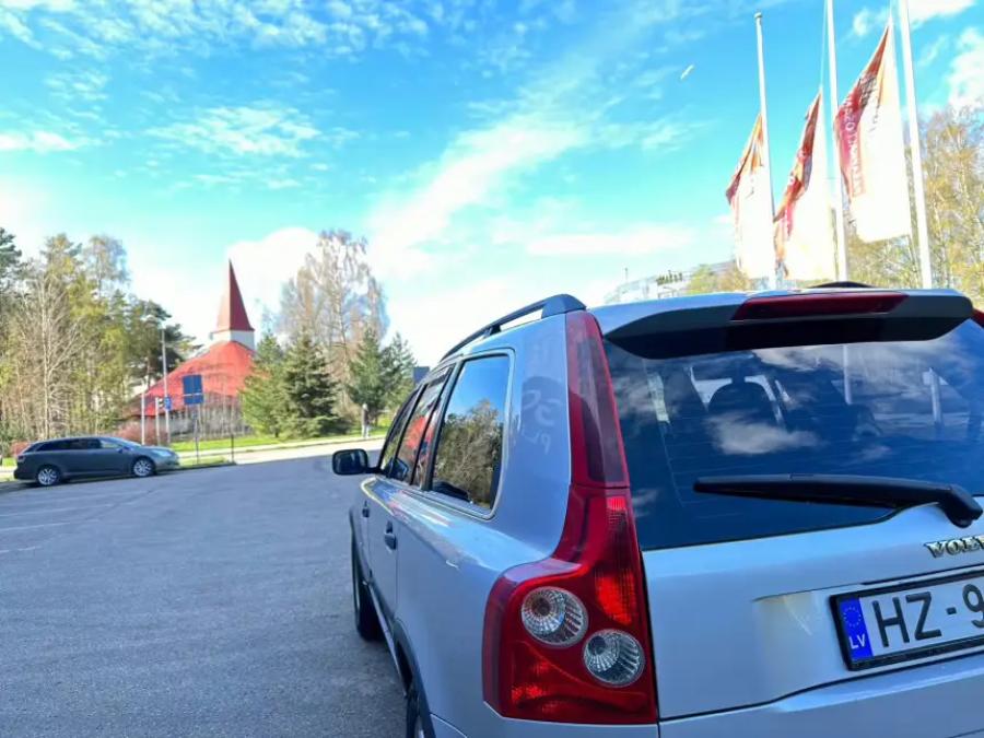 Grey Volvo XC90 2003 in Riga, with an engine capacity of 2.40 L and mileage of 336 thousand km for 3290 €, photo 8 on AUTOMOTO.COM.LV