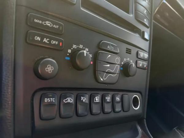 Grey Volvo XC90 2003 in Riga, with an engine capacity of 2.40 L and mileage of 336 thousand km for 3290 €, photo 8 on AUTOMOTO.COM.LV