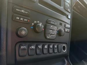 Grey Volvo XC90 2003 in Riga, with an engine capacity of 2.40 L and mileage of 336 thousand km for 3290 €, photo 9 on AUTOMOTO.COM.LV