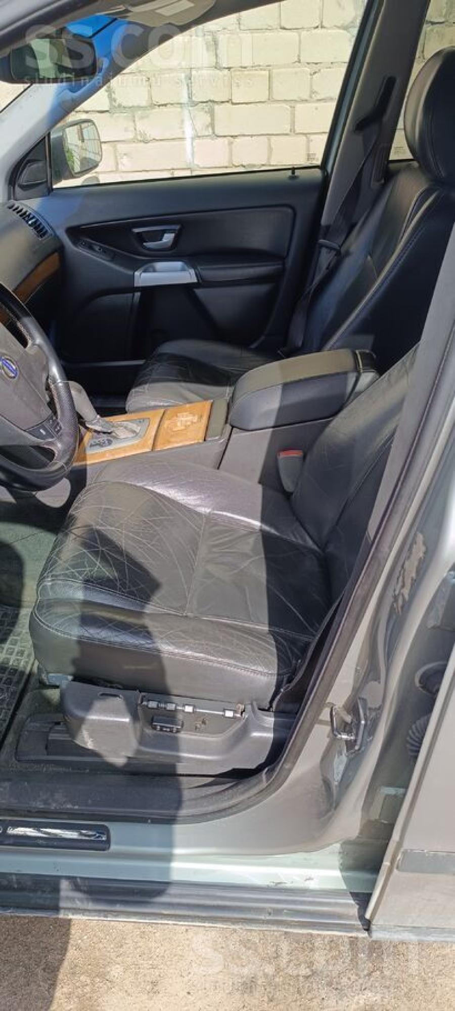 Grey Volvo XC90 2003 in Daugavpils, with an engine capacity of 2.40 L and mileage of 353 thousand km for 1450 €, photo 6 on AUTOMOTO.COM.LV