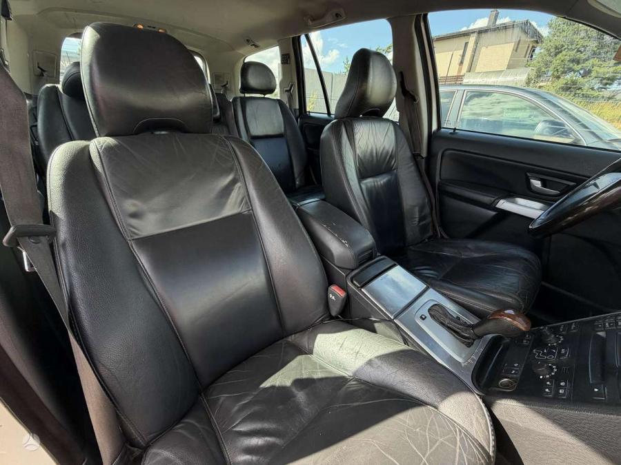Grey Volvo XC90 2003 in Vilnius, with an engine capacity of 2.40 L and mileage of 370 thousand km for 2500 €, photo 16 on AUTOMOTO.COM.LV