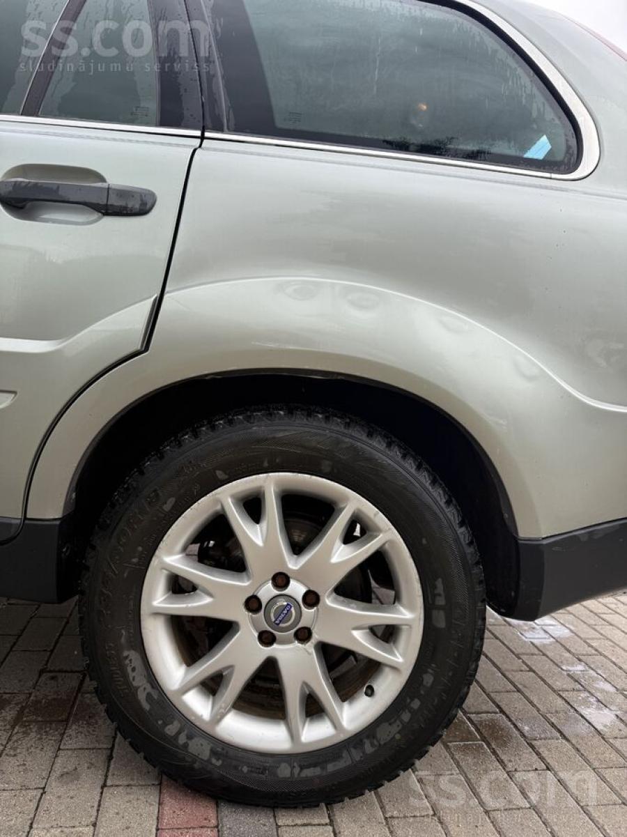 Grey Volvo XC90 2003 in Rezekne, with an engine capacity of 2.40 L and mileage of 339 thousand km for 3250 €, photo 6 on AUTOMOTO.COM.LV