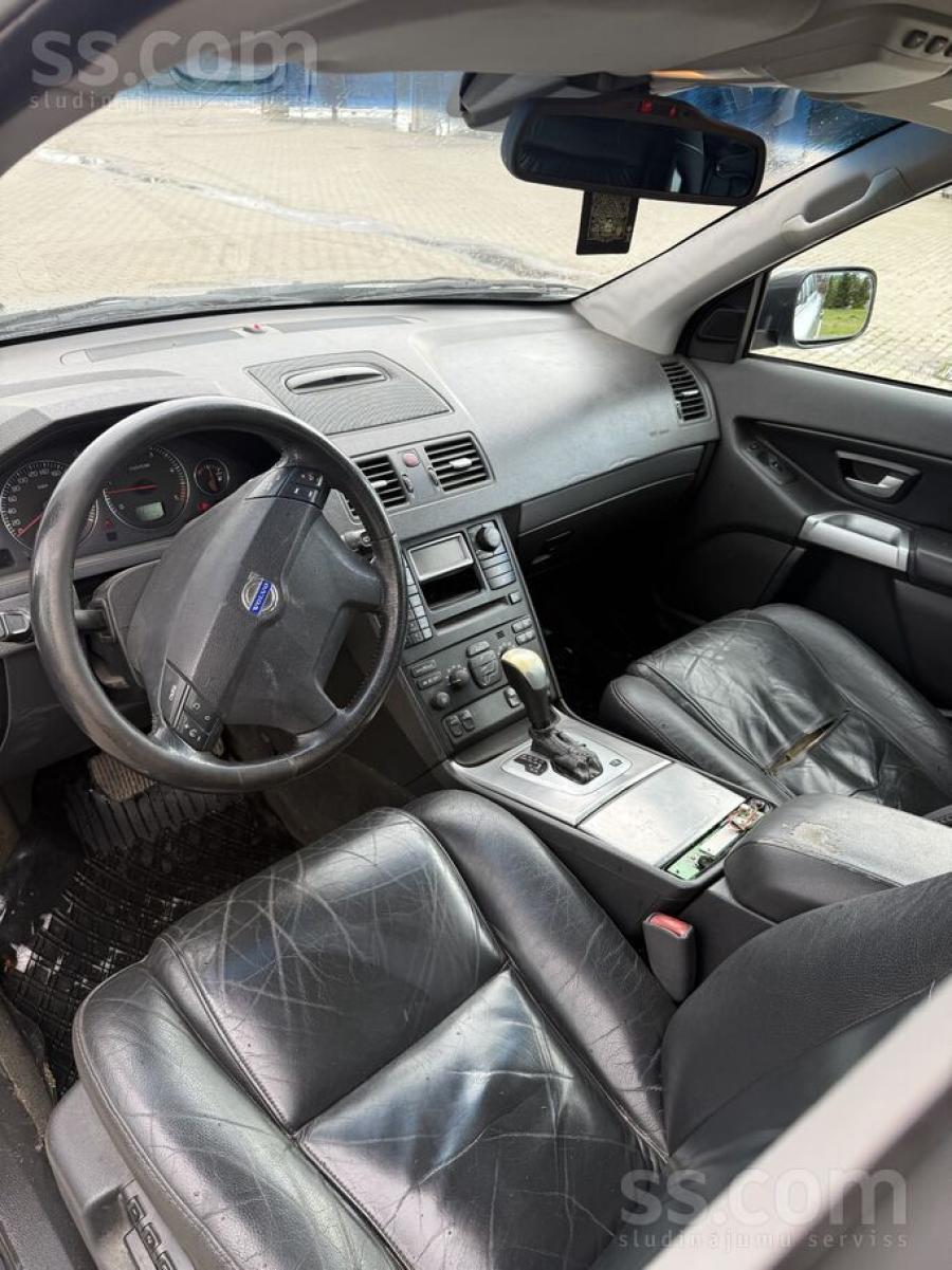 Grey Volvo XC90 2003 in Rezekne, with an engine capacity of 2.40 L and mileage of 339 thousand km for 3250 €, photo 7 on AUTOMOTO.COM.LV