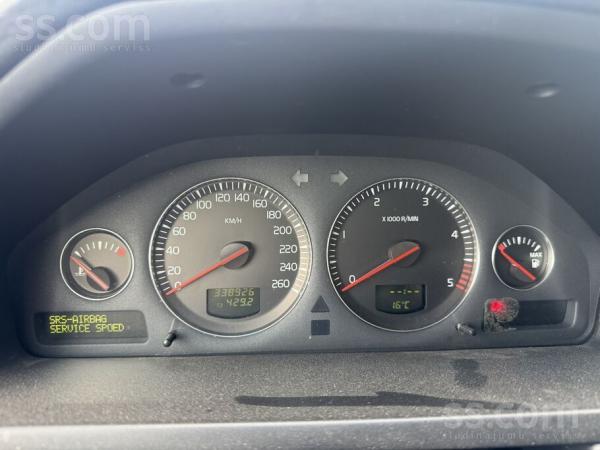Grey Volvo XC90 2003 in Rezekne, with an engine capacity of 2.40 L and mileage of 339 thousand km for 3250 €, photo 8 on AUTOMOTO.COM.LV