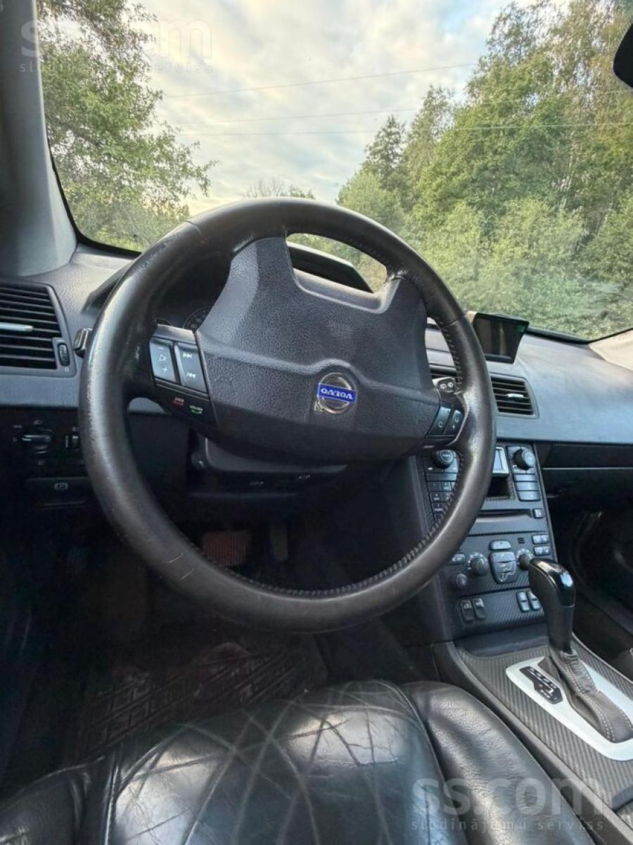Grey Volvo XC90 2003 in Preili, with an engine capacity of 2.40 L and mileage of 371 thousand km for 1600 €, photo 8 on AUTOMOTO.COM.LV