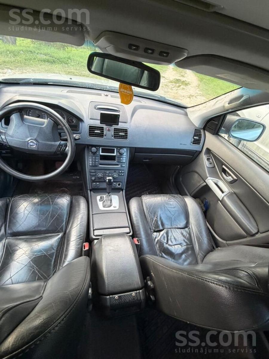 Grey Volvo XC90 2003 in Preili, with an engine capacity of 2.40 L and mileage of 371 thousand km for 1600 €, photo 9 on AUTOMOTO.COM.LV