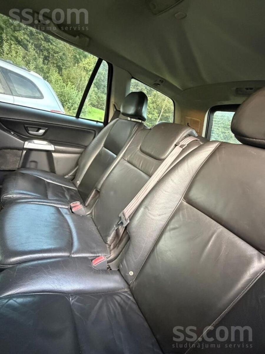 Grey Volvo XC90 2003 in Preili, with an engine capacity of 2.40 L and mileage of 371 thousand km for 1600 €, photo 11 on AUTOMOTO.COM.LV