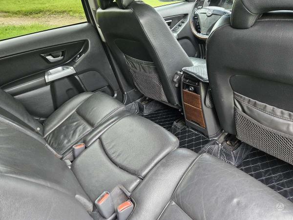 Grey Volvo XC90 2003 in Kedainiai, with an engine capacity of 2.40 L and mileage of 402 thousand km for 2950 €, photo 8 on AUTOMOTO.COM.LV